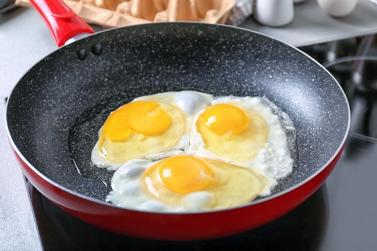 Minyak Goreng Berbusa saat Goreng Telur, Lakukan Cara Ini