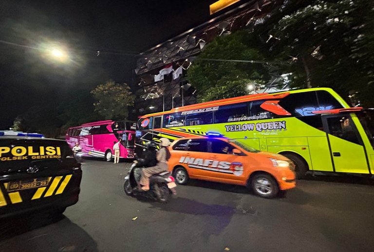 Breaking News! Seorang Pria Diduga Bunuh Diri Lompat dari Lantai 21 ...