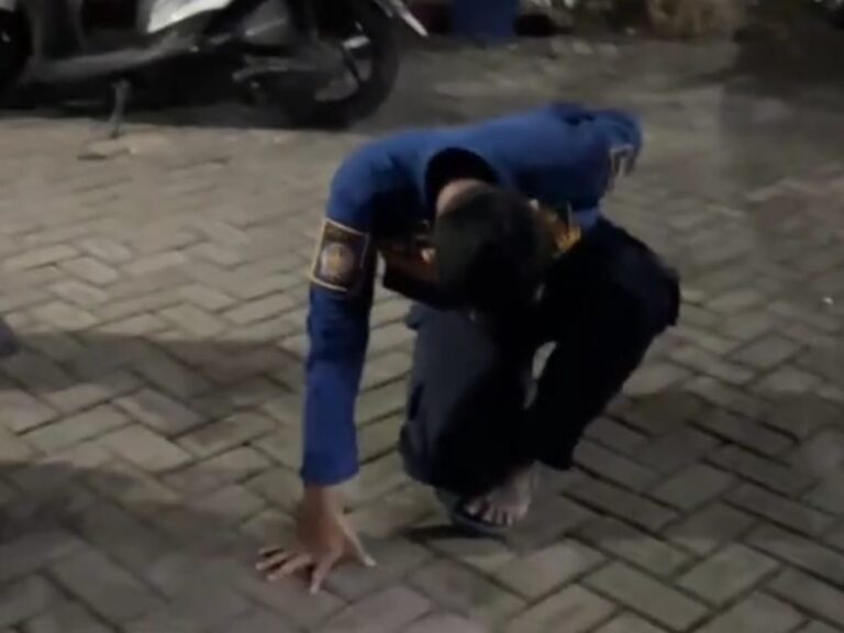 Viral! Warga Lapor Diganggu Ular Ghaib, Personel Damkar Gresik hingga ...