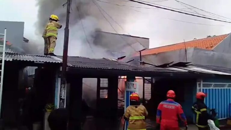 Kebakaran Lahap Kontrakan di Dupak Surabaya, Diduga Tabung LPG Bocor