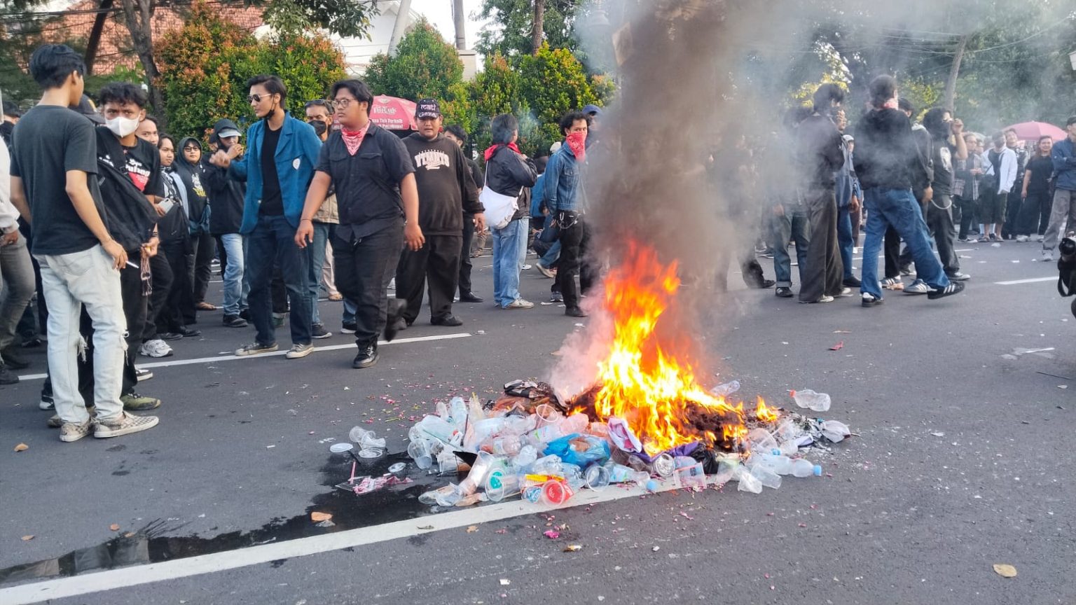 Ribuan Mahasiswa Surabaya Demo Bawa 16 Tuntutan, Setop MBG hingga Cabut ...
